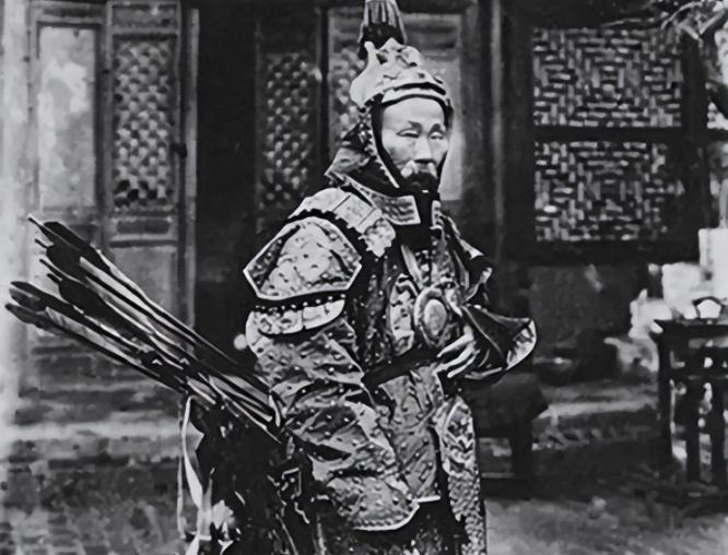 The real image of Ouchi guards in the late Qing Dynasty: holding sharp ...