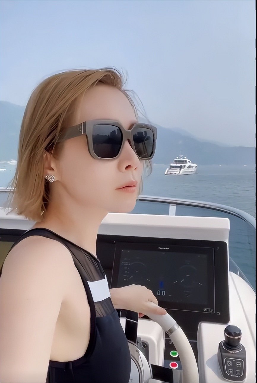 Hong Kong's well-known female singer Guan Yan wears a black and white swimsuit to swim in the ...