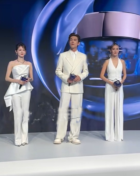Miao Miao and Wu Qianyu were on the same stage, their white skin and ...