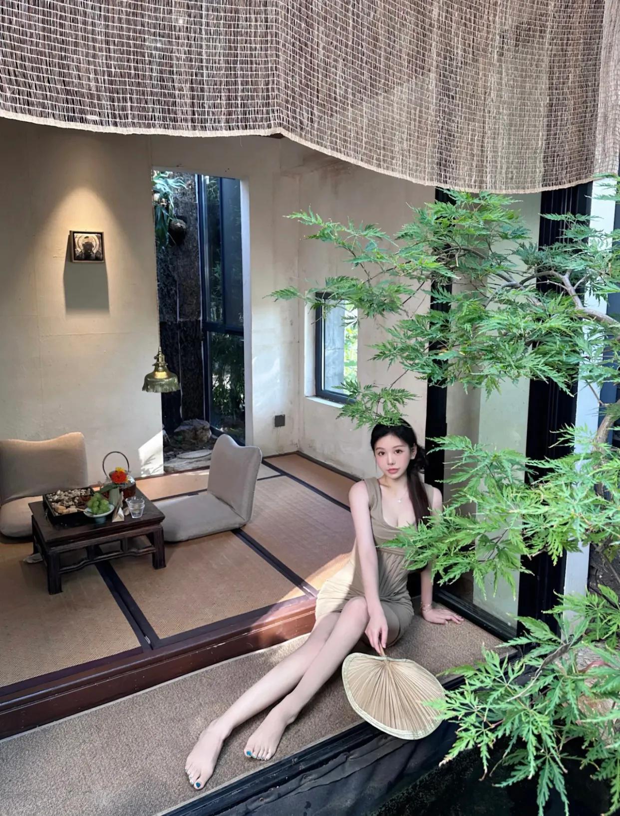 Miss Yi Xin wears outfits and takes pictures - iNEWS