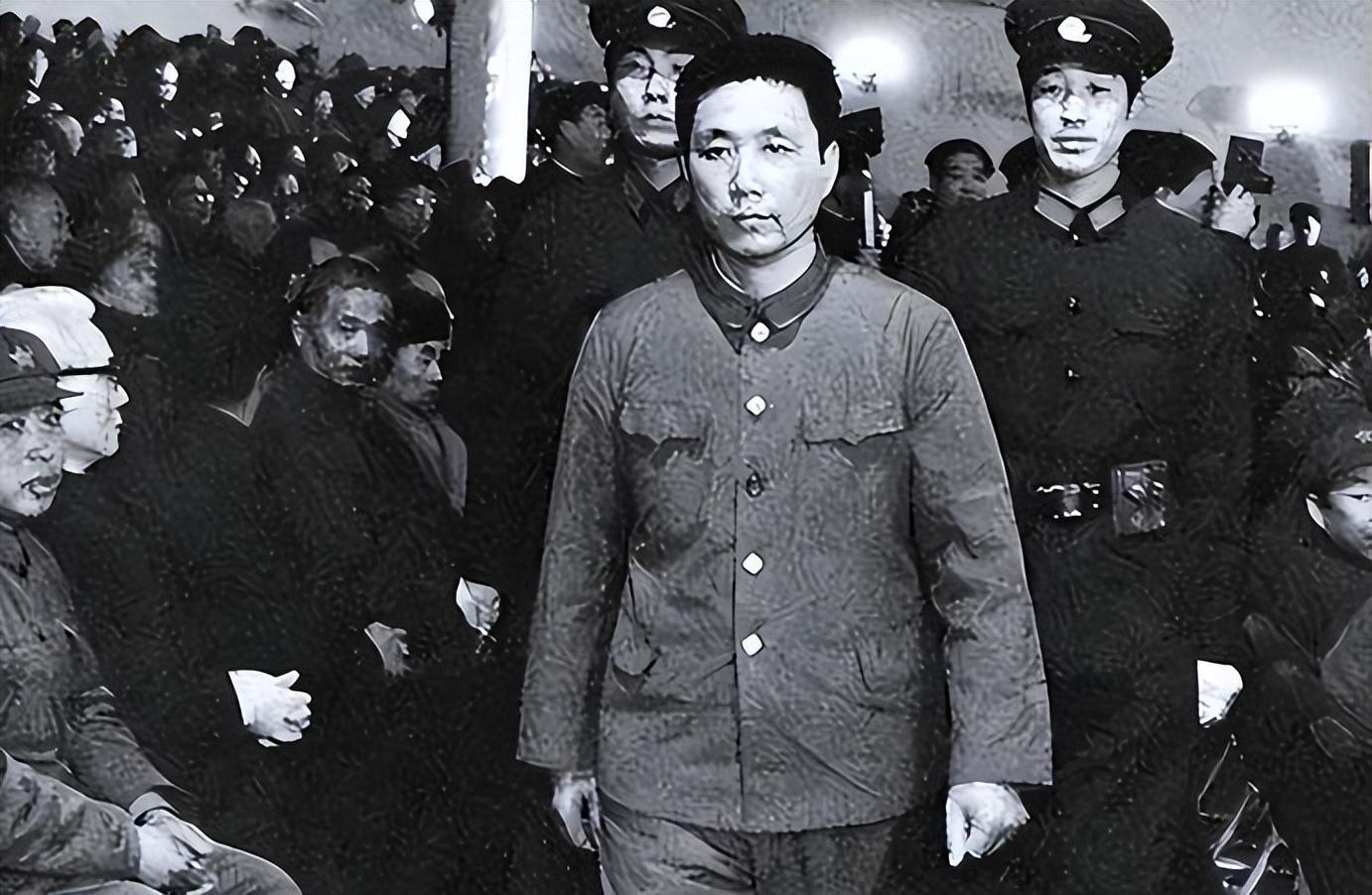 The "Gang of Four" besieged Hua Guofeng, and Wang Dongxing was always ...