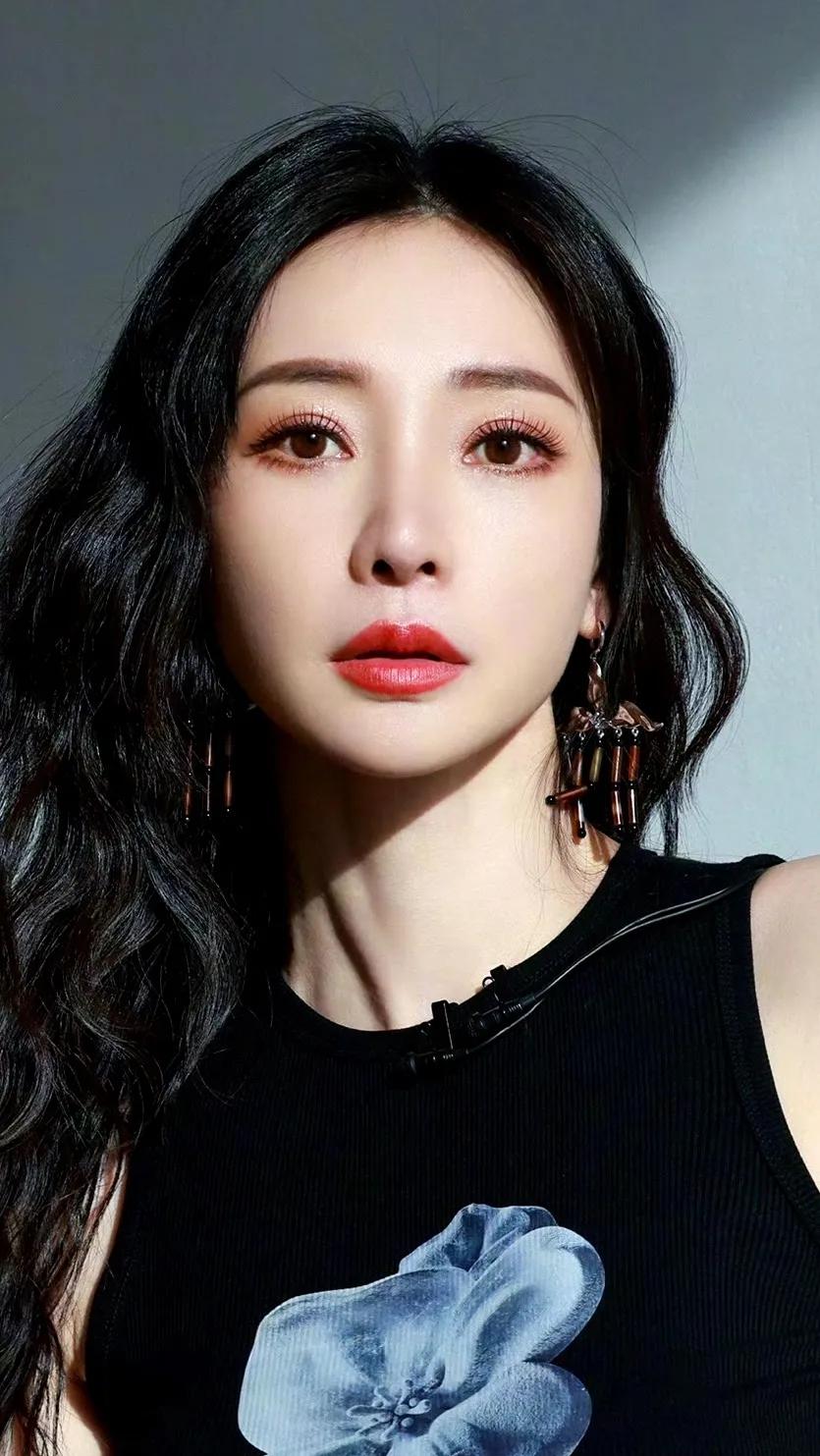 Liu Yan 230805 Exquisite Atlas Exquisite Charm - iNEWS