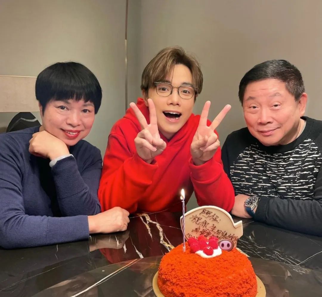 The Emperor's male singer took his parents on a trip for the first time ...