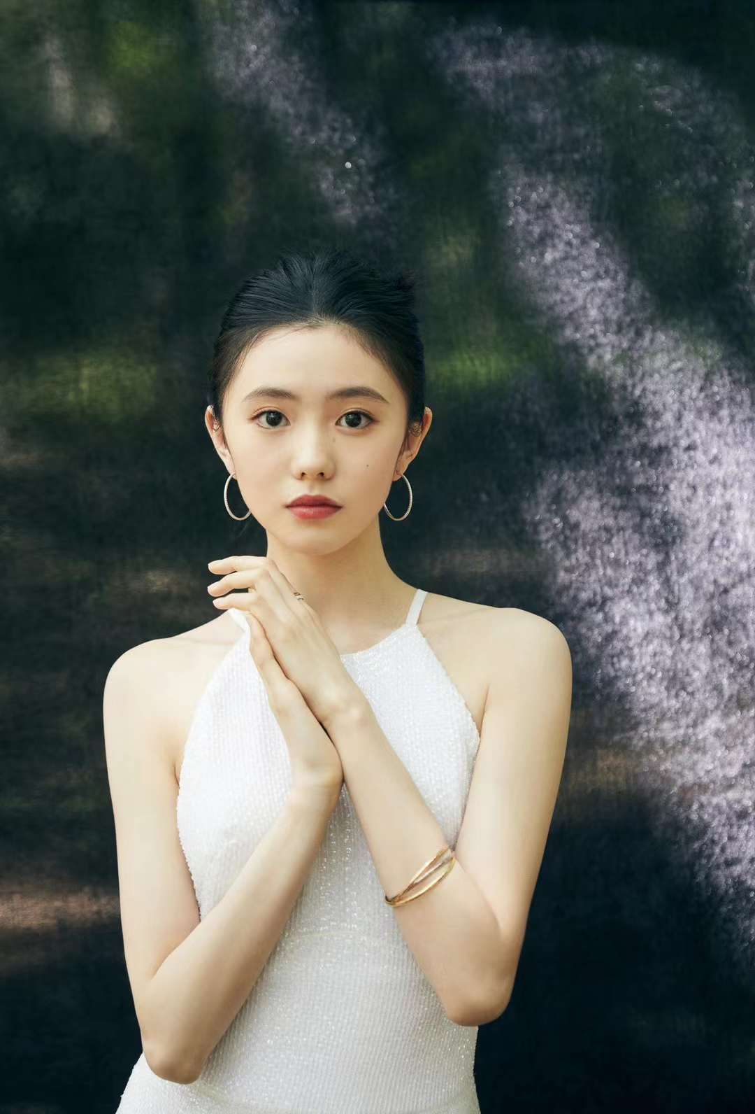 Liu Haocun stands in the green forest and depicts silver romance - iNEWS