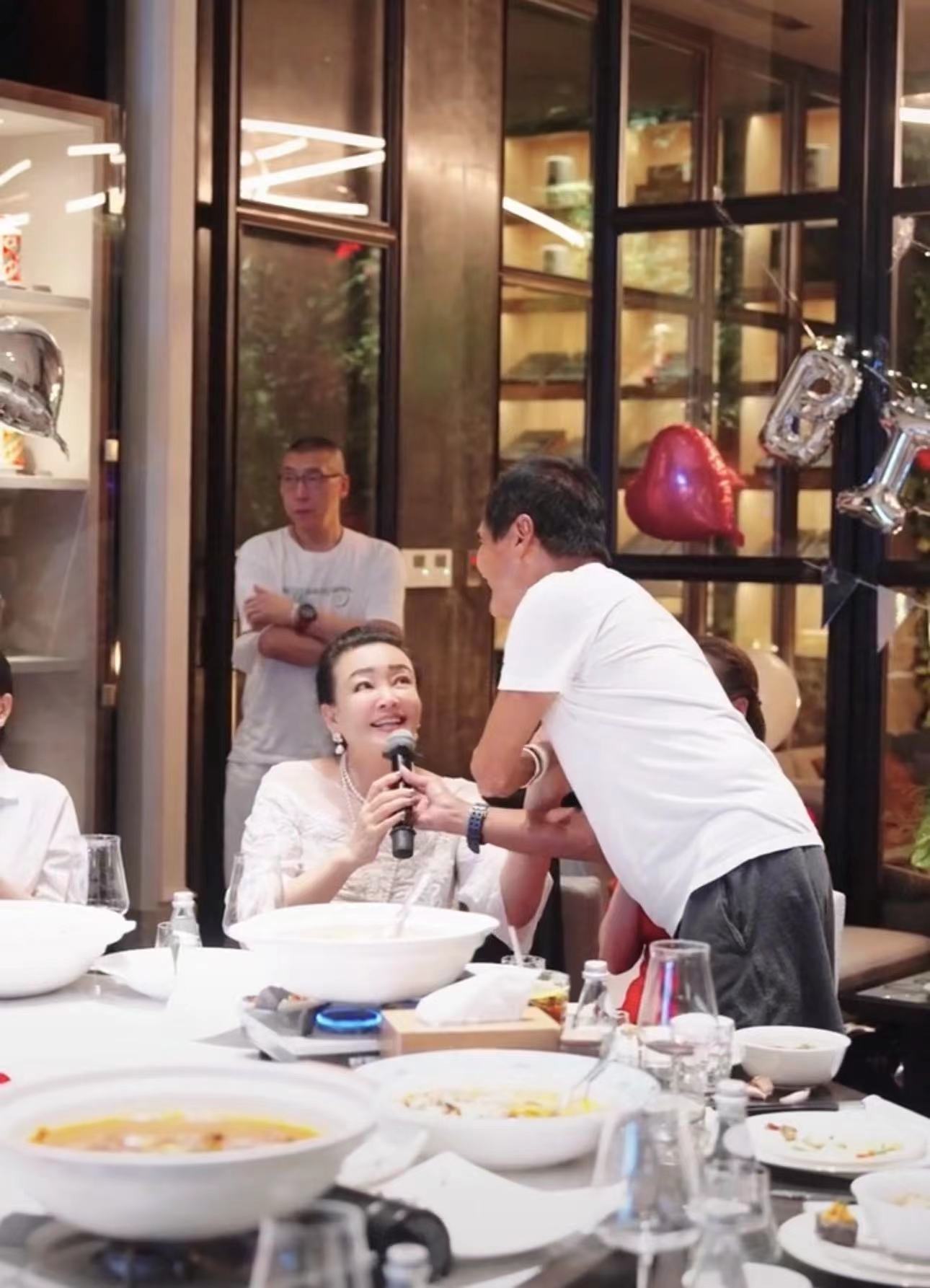 Qi Qin appeared at the reception, so thin and old that he couldn't ...