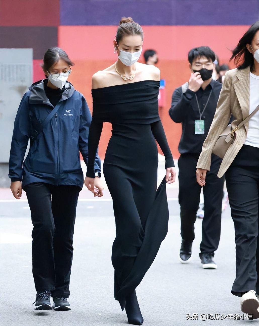 Zhou Dongyu wears 550,000 jewels, and Nuozha a pair of earrings for ...