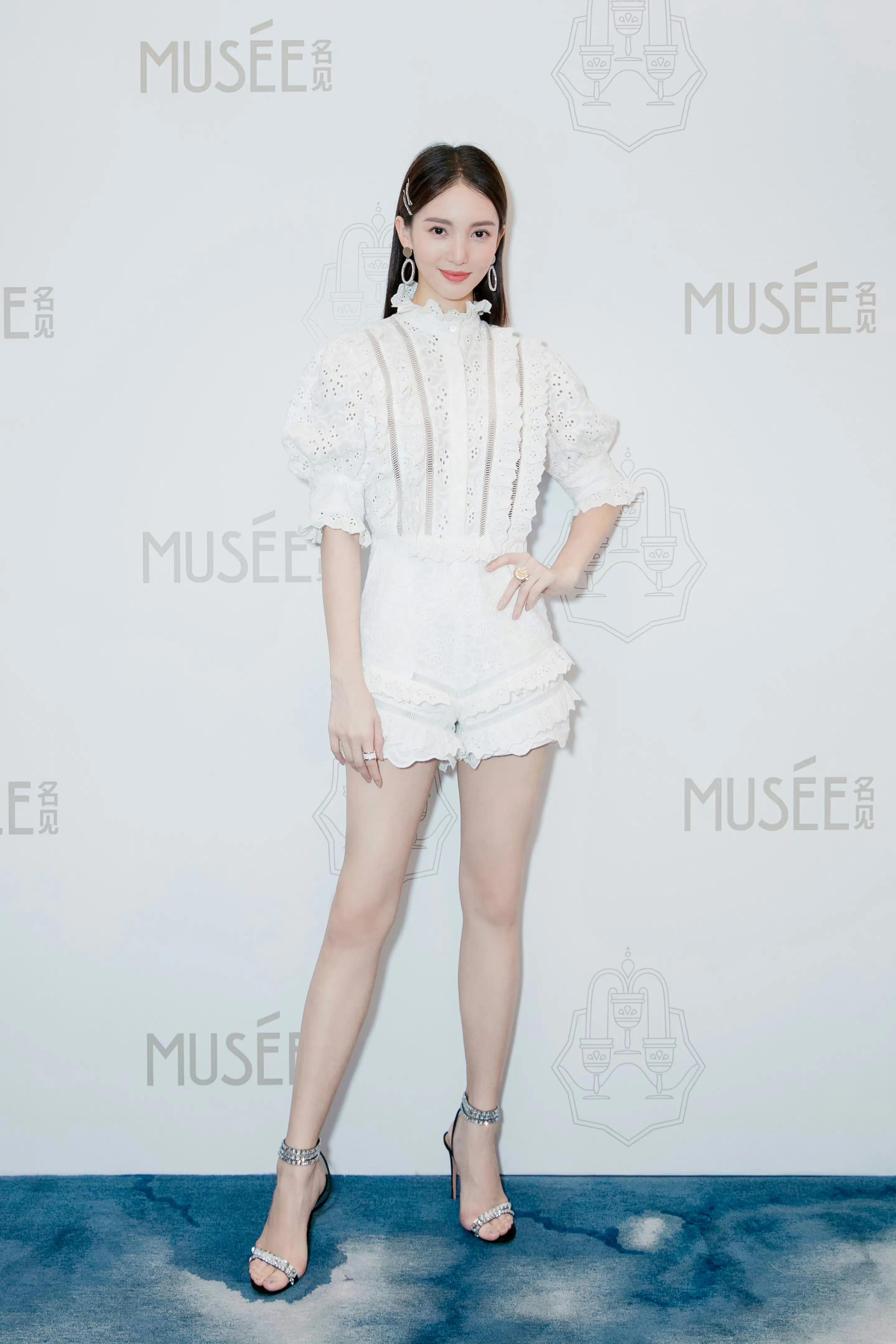 Jin Chen has a graceful figure, good temperament, fair skin and long ...