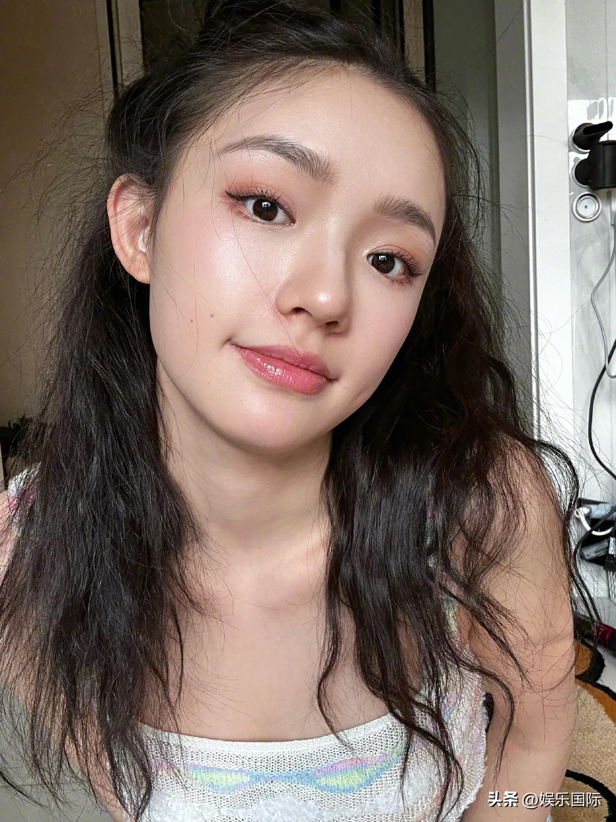 Lin Yun wears suspenders and double ponytails, playful wink is sweet and moving - iNEWS