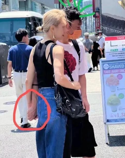 Sammi ChengAndy Hui went shopping in Japan, strolling hand in hand, so ...