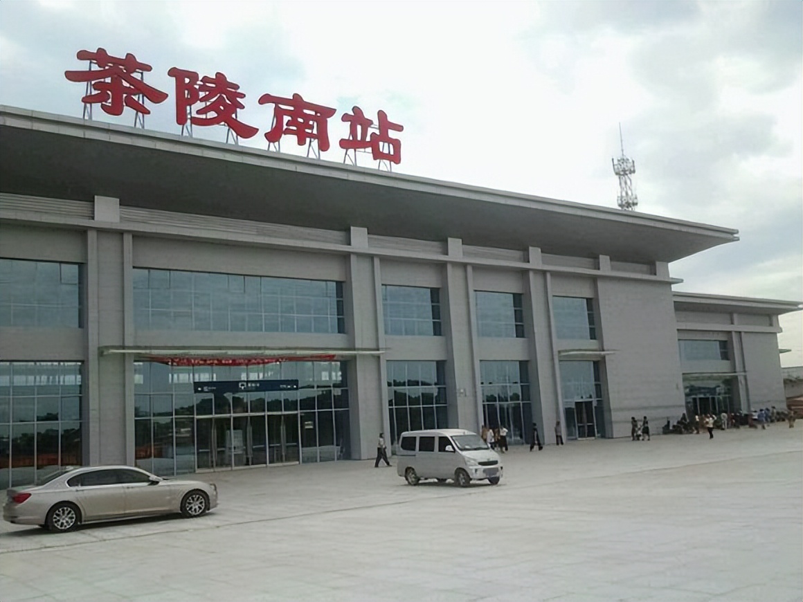 The waiting room of Chaling South Station is not open, and passengers ...