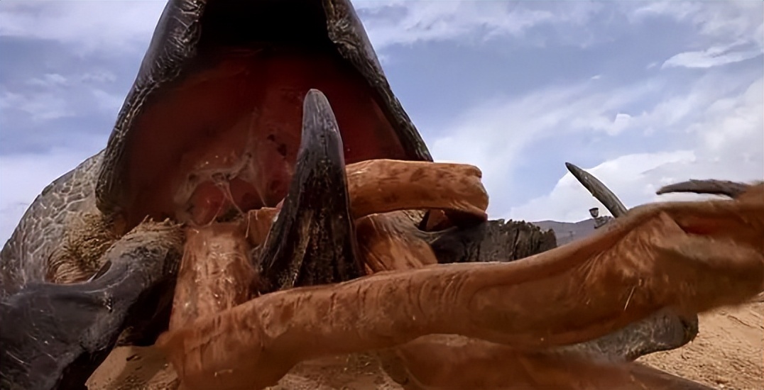 From the movie "Alien", see how the spaceship crew explores, arousing ...