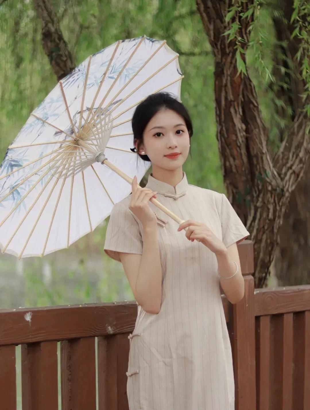 The park after the rain is very suitable for shooting cheongsam - iMedia
