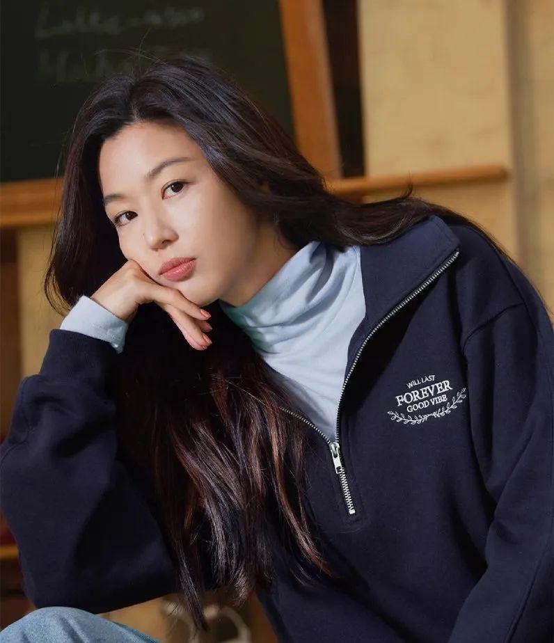 41-year-old Jun Ji-hyun's fashion week photos were revealed. Her eyes ...