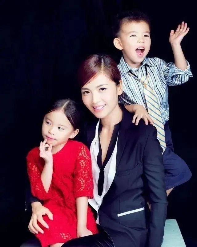Liu Tao posts a family portrait, her 14-year-old daughter is as ...