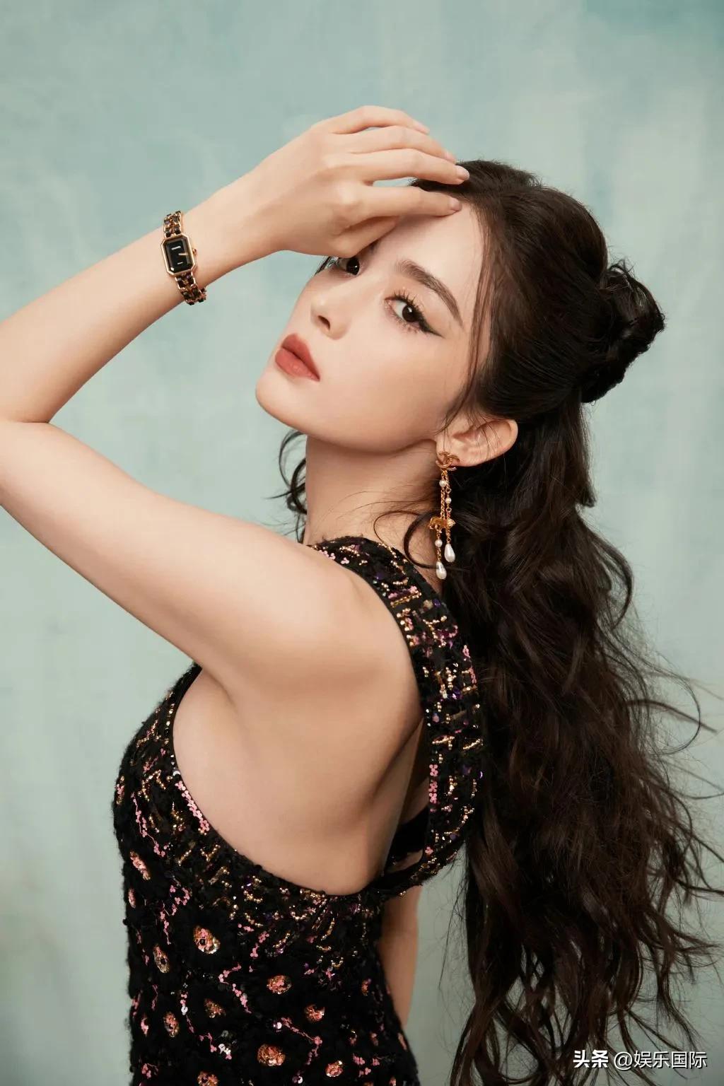 Nuozha wears an embroidered skirt to show her beautiful figure with ...