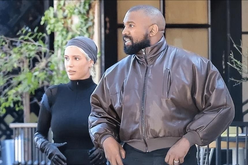 Spicy eyes! Kanye's new wife stretched her nude tights until she was ...