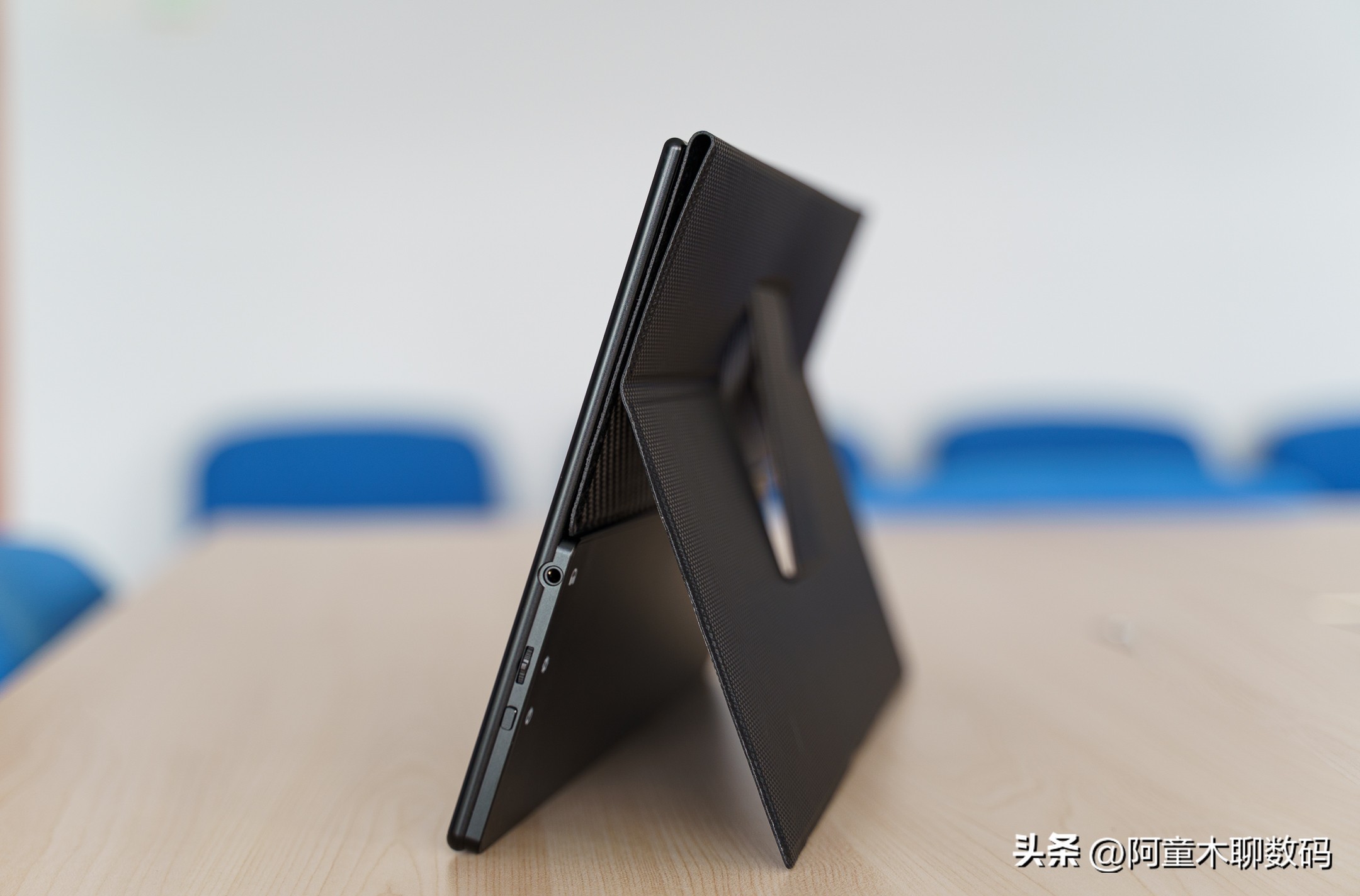 A good screen that is thin, light and practical - six-dimensional shark ...