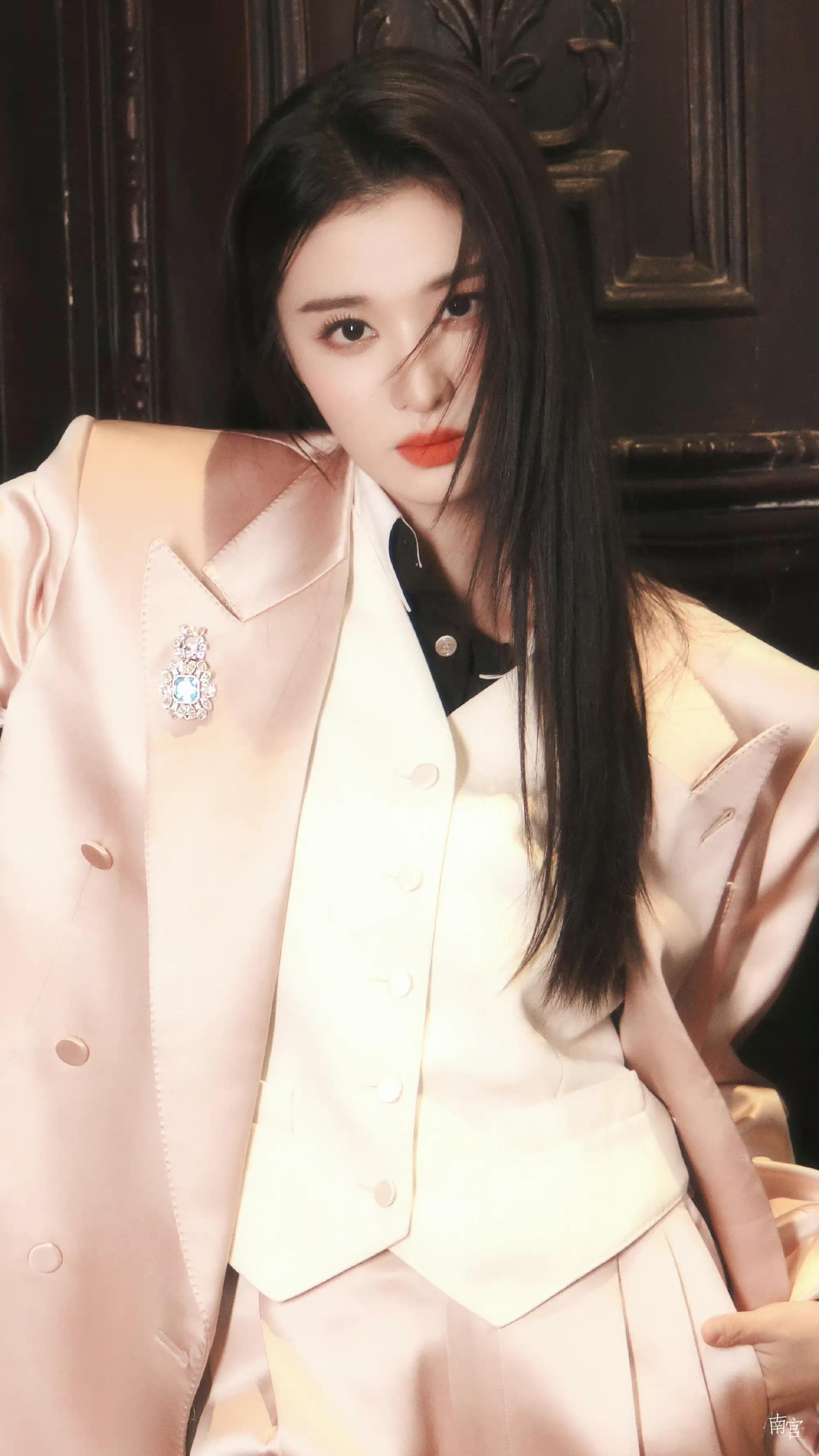 Beautiful picture of Wang Churan - iNEWS