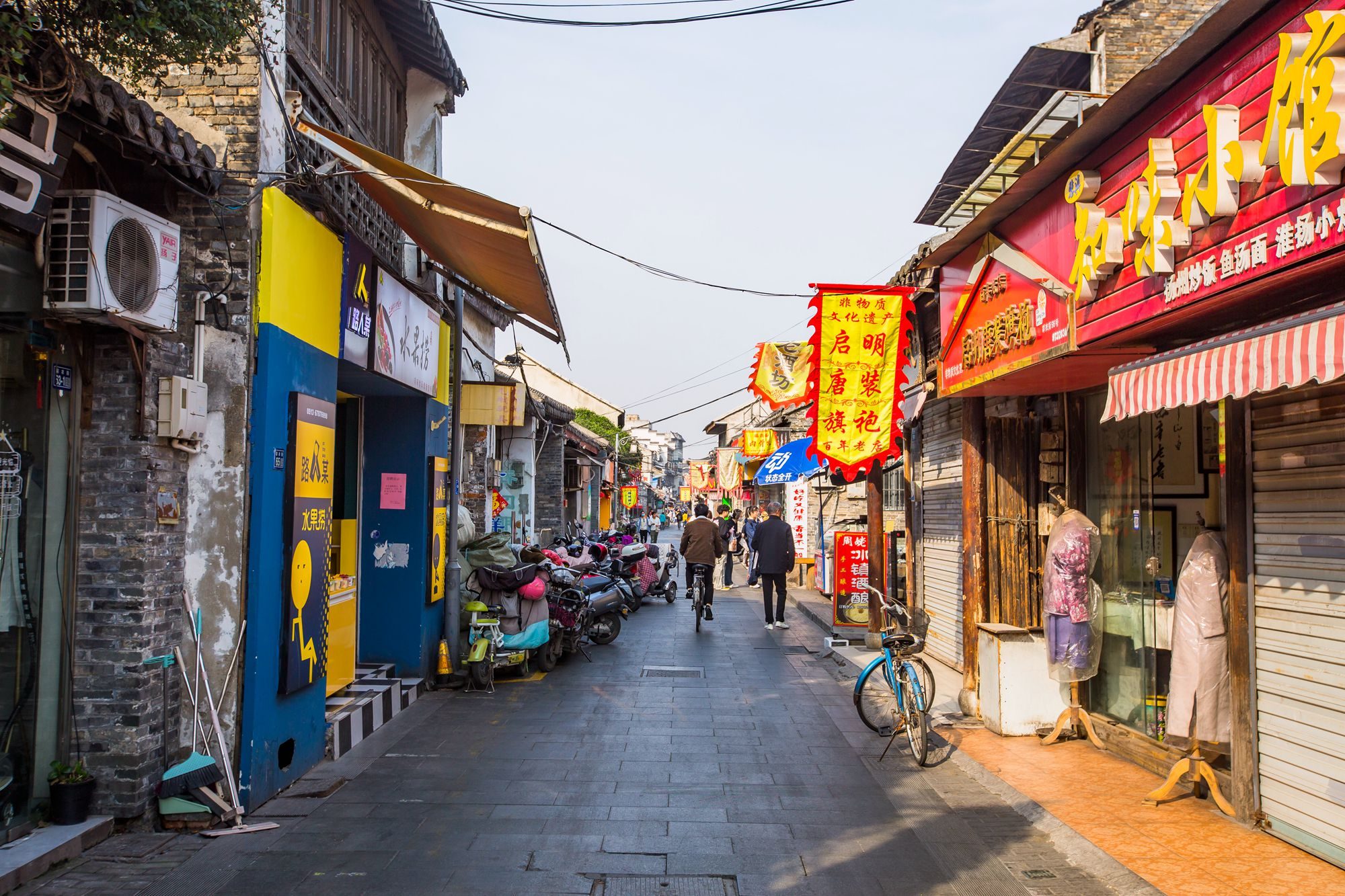 Yangzhou Caiyi Street, the treasure old street in the busy city, is ...