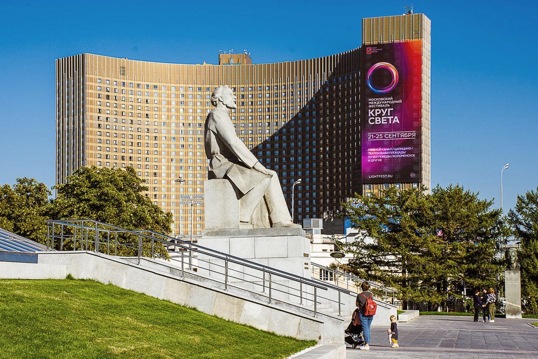 Blind your eyes! Russian LED display: light up the future, inspire ...