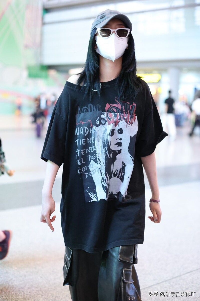 Zhao Xiaotang appeared at Beijing Airport - iNEWS