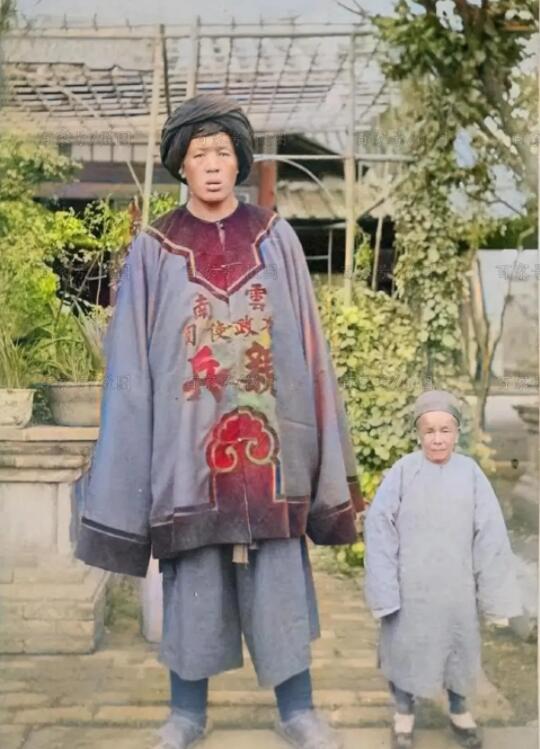 In 1894, the Chinese giant photographed by foreign explorers, the ...