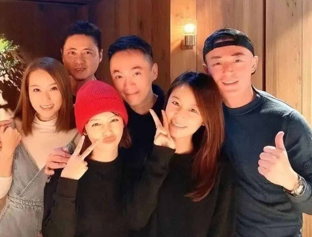 Lin Xinru posted photos of a family of seven, both parents are rarely ...