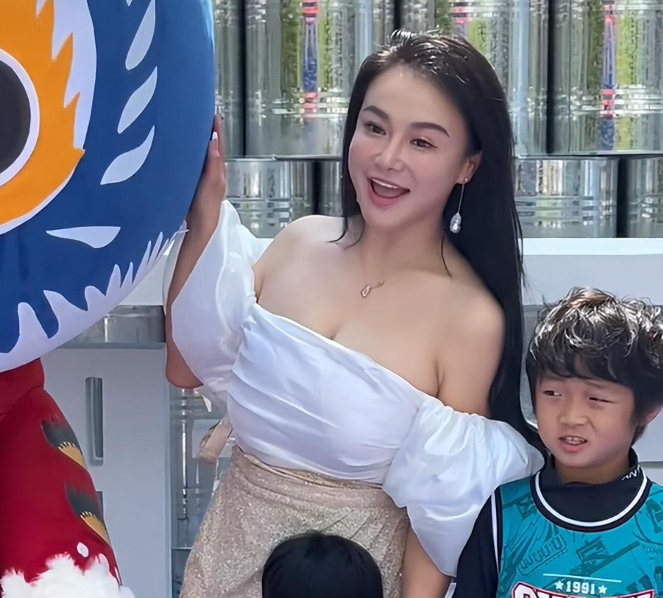 She is also a female star with a good figure. Ran Yingying, the wife of the boxing champion ...