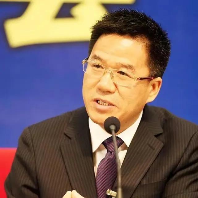 Economists have become popular on the Internet, with Wen Tiejun, Ren ...