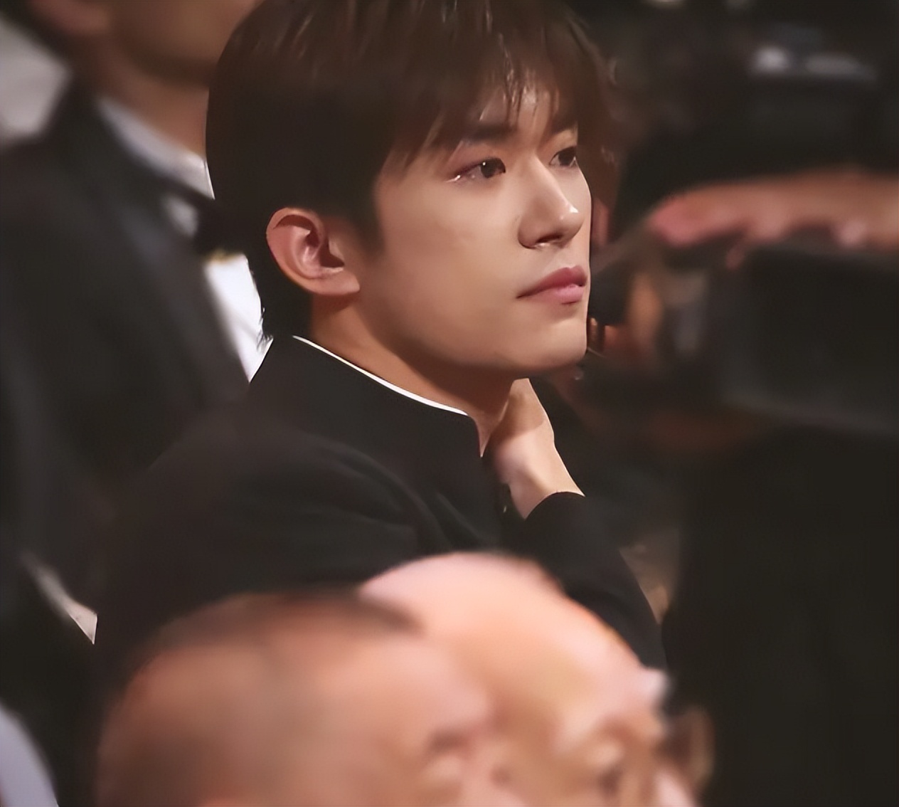 Yi Yang Qianxi ran with him again? A handful of melon seeds robbed an ...