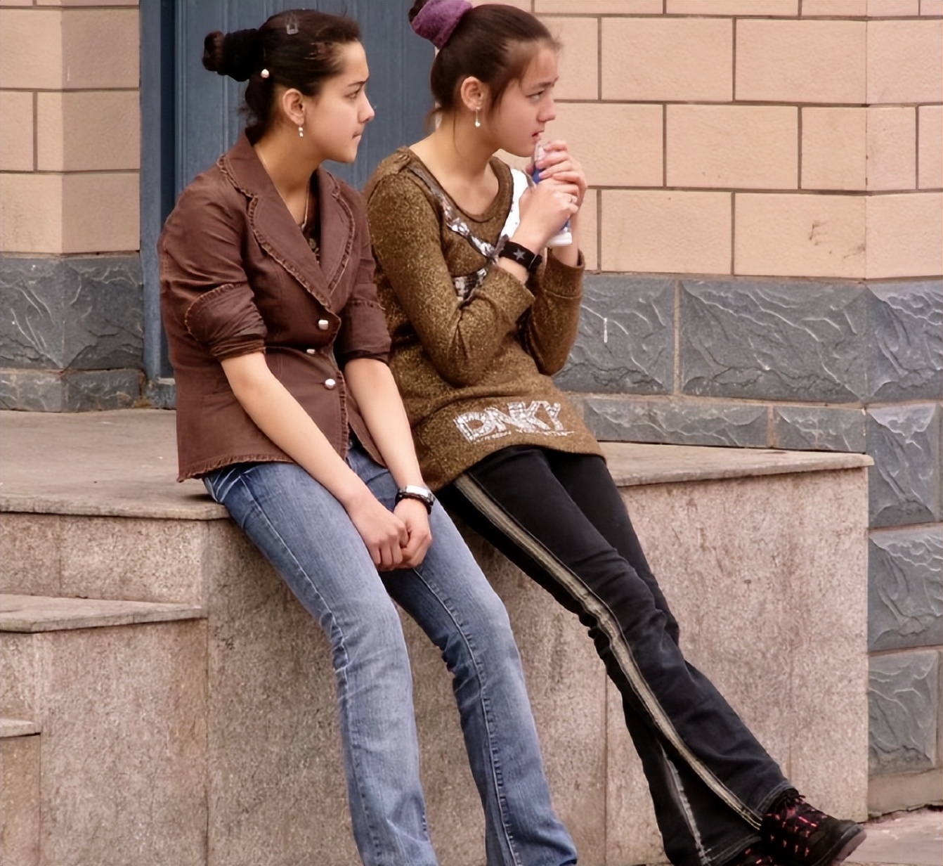 The 15-year-old Di Lieba also shrugged and hunchbacked, and she is a ...