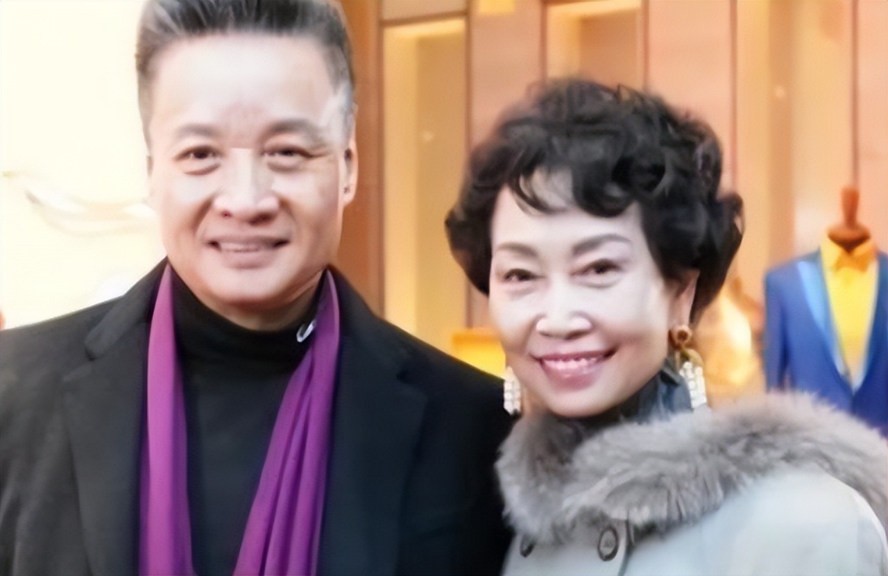 65-year-old Yan Weiwen: Accompanying his wife to fight cancer for 34 ...