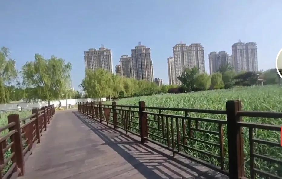 The beautiful and beautiful Crescent Lake in Zhongxing Park, Panjin ...