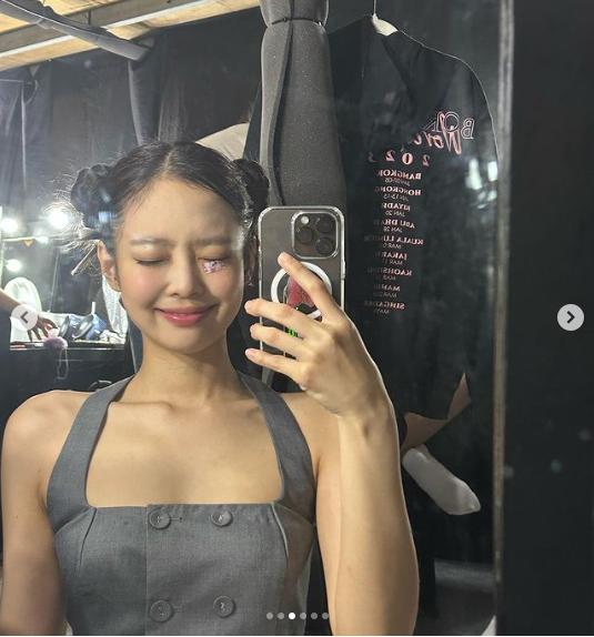 Jennie put on Band-Aid eye makeup, which did not affect her beauty at ...
