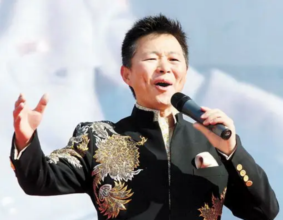 Wang Hongwei: Marrying a sweet wife 13 years younger, liking to be a father at 44, and ...