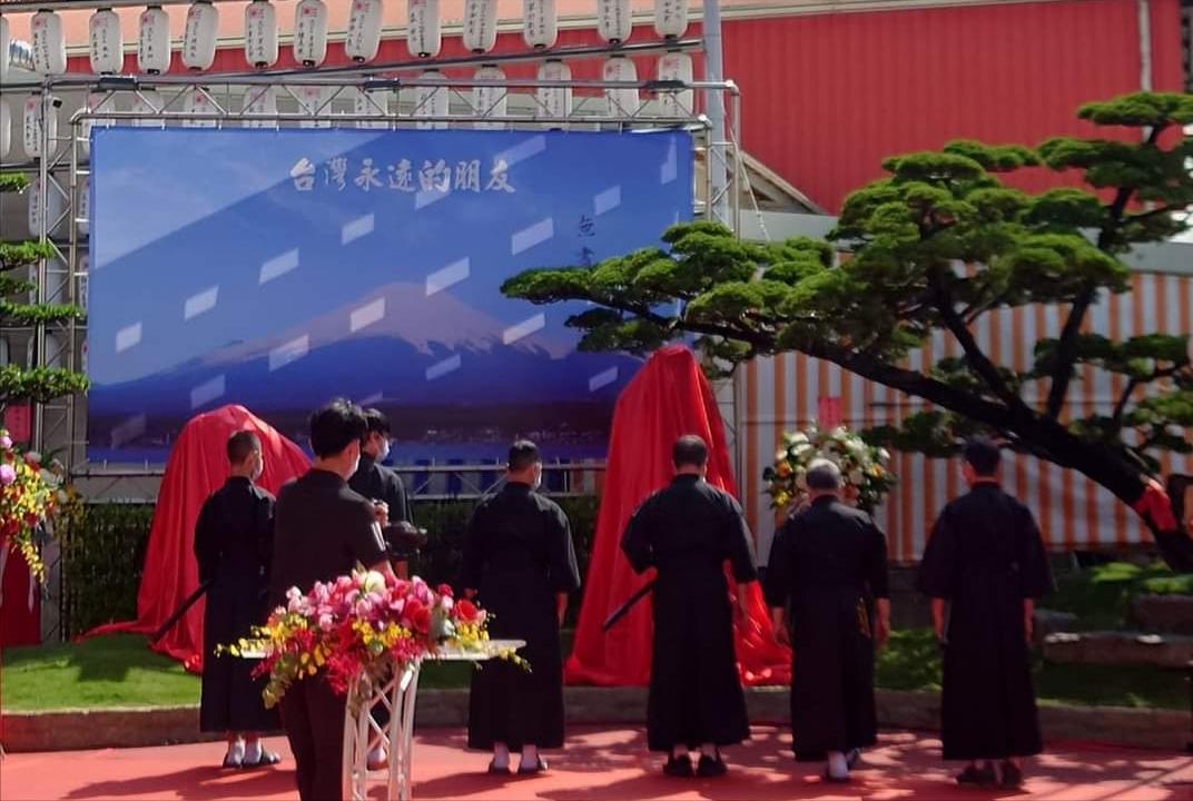 Recognize a thief as a father!The unveiling of the bronze statue of Abe ...