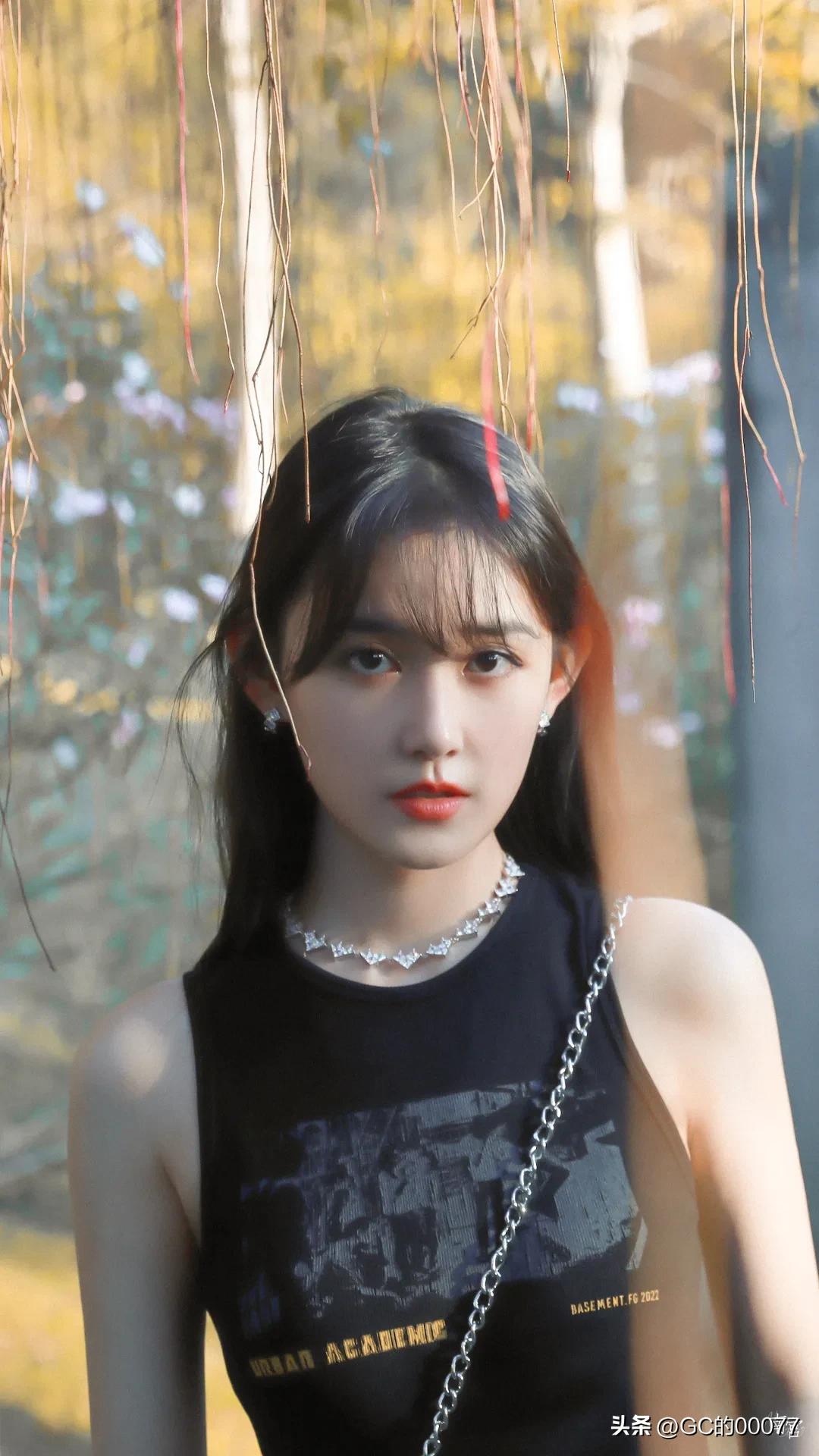 Star picture Jiang Yiyi - iNEWS