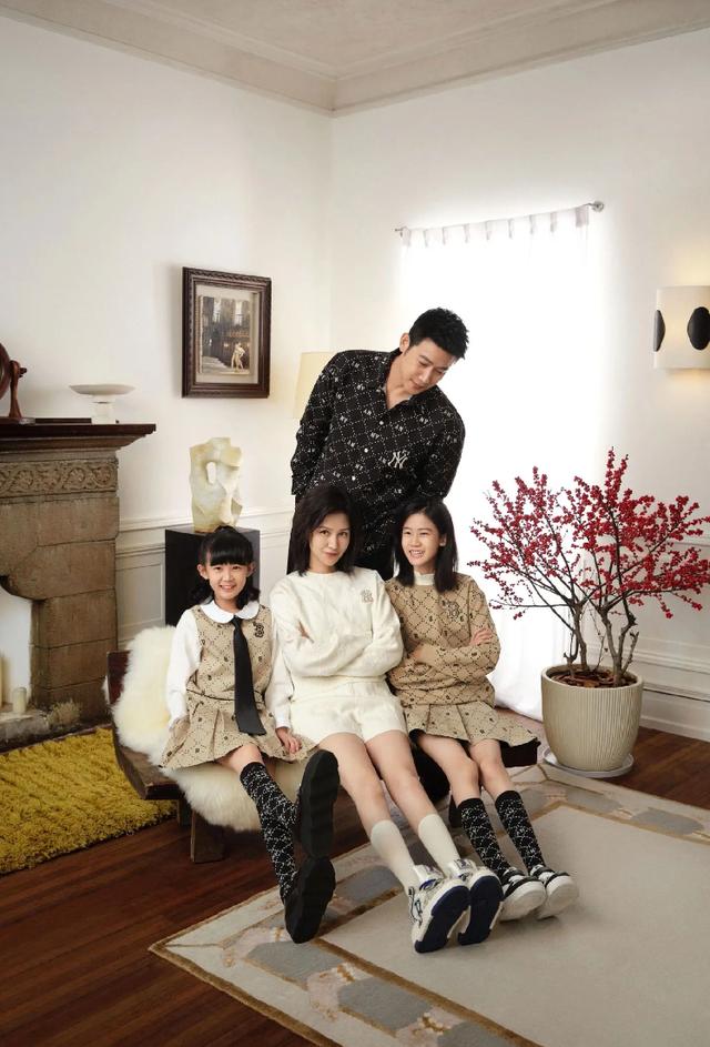 Lu Yi's family of four took a family portrait in Shanghai, which is ...