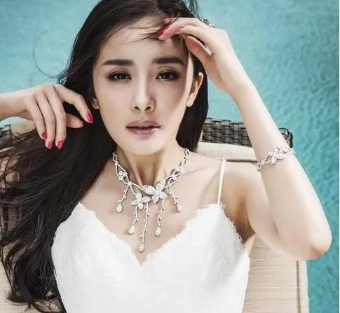 The photos of Yang Mi before the real plastic surgery in her student ...