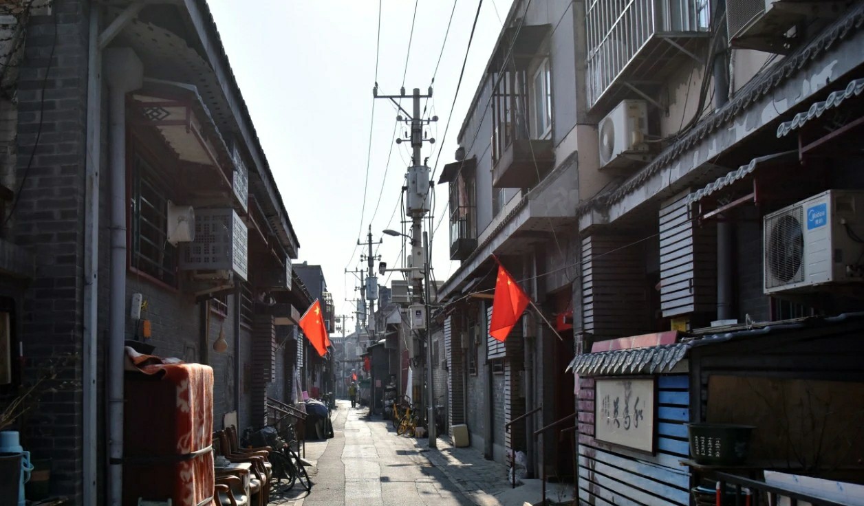 Walk into Bada Hutong-Count the past and present of the fireworks and ...
