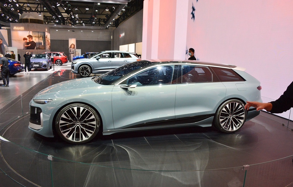 Audi pure electric version "Panamera" exposed! The car with a cross ...