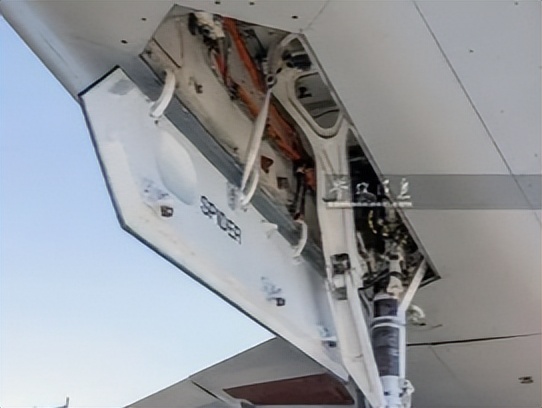 Landing gear door linkage mechanism, known as the key role in flight ...