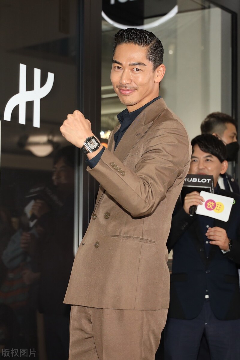 AKIRA was on the Little S show, and was asked who is more beautiful ...