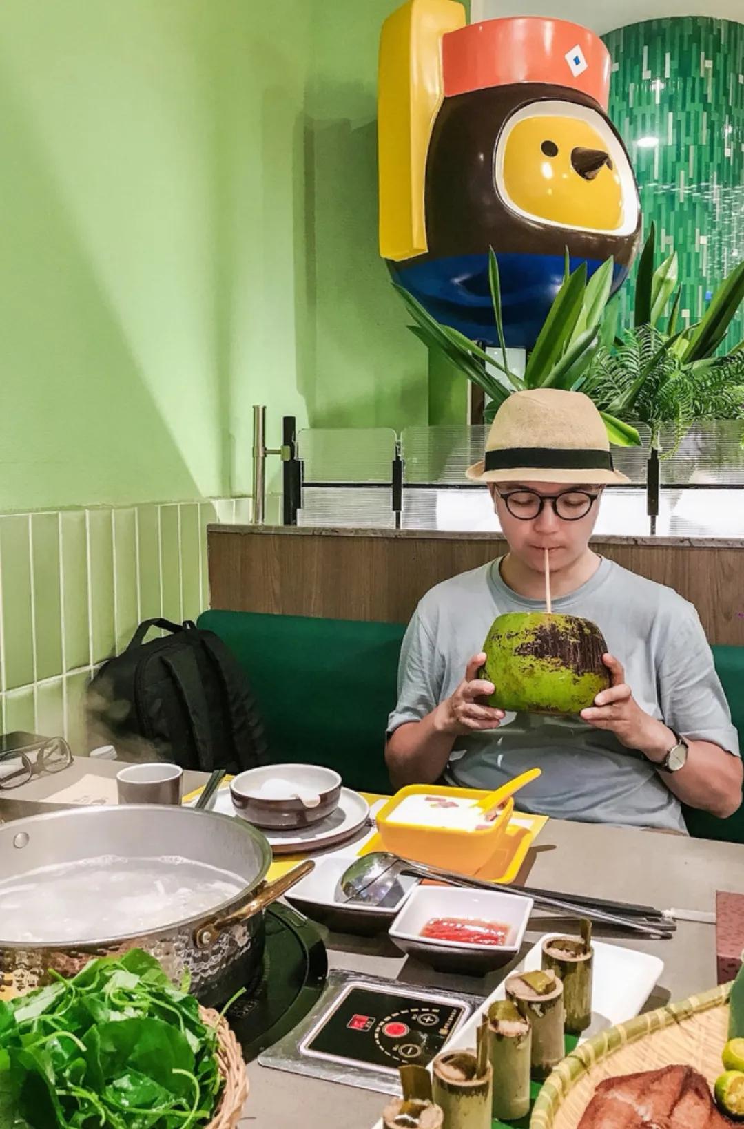 How about Wang Sicong's "Coconut Chicken" hot pot restaurant? - iNEWS