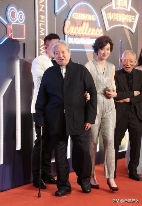 71-year-old Sammo Hung leans on crutches and walks the red carpet, 58 ...