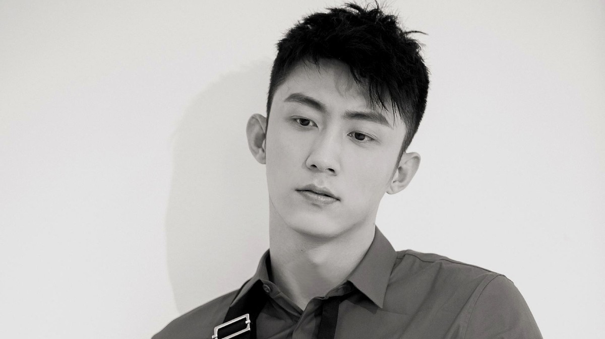 Worthy of being a man in the entertainment industry, Huang Jingyu has a ...