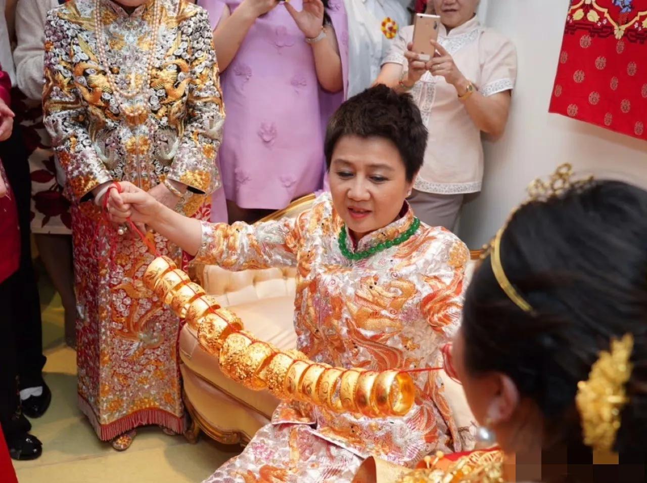 The gap between He Chaolian and He Chaoying's wedding dowry is too large. The picture shows He ...