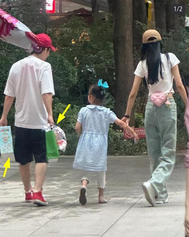 Sun Yi's family of three go shopping! Wearing the same hat as Teng Guangzheng, carrying a brand ...