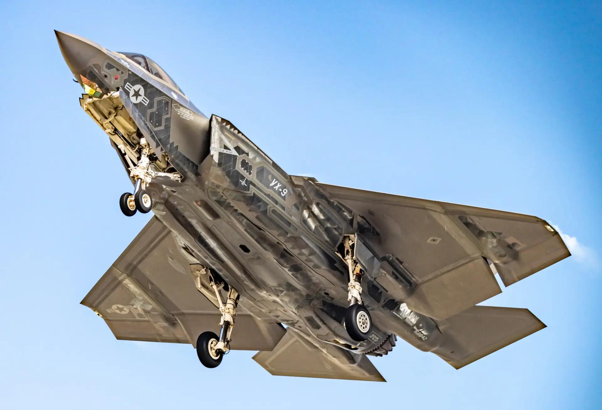 What a close-up big picture: the new stealth coating of the US F35-C is ...