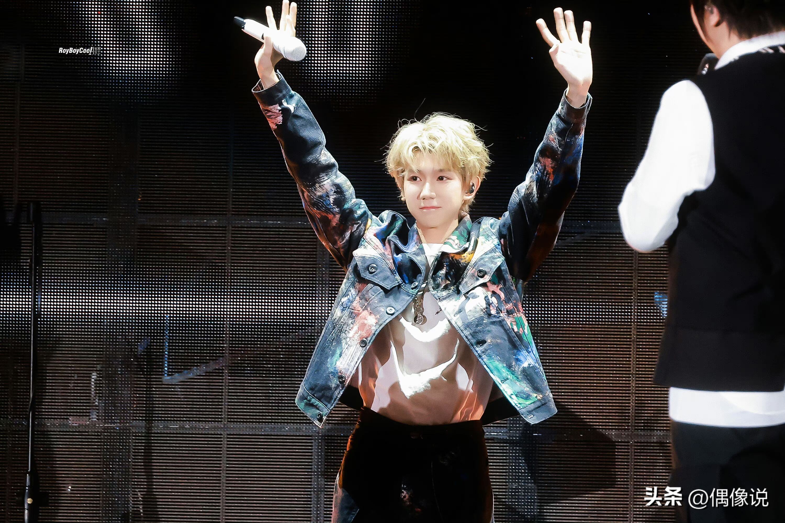 Wang Yuan sang "If We Never Met" at the Mayday Bird's Nest Concert, and ...